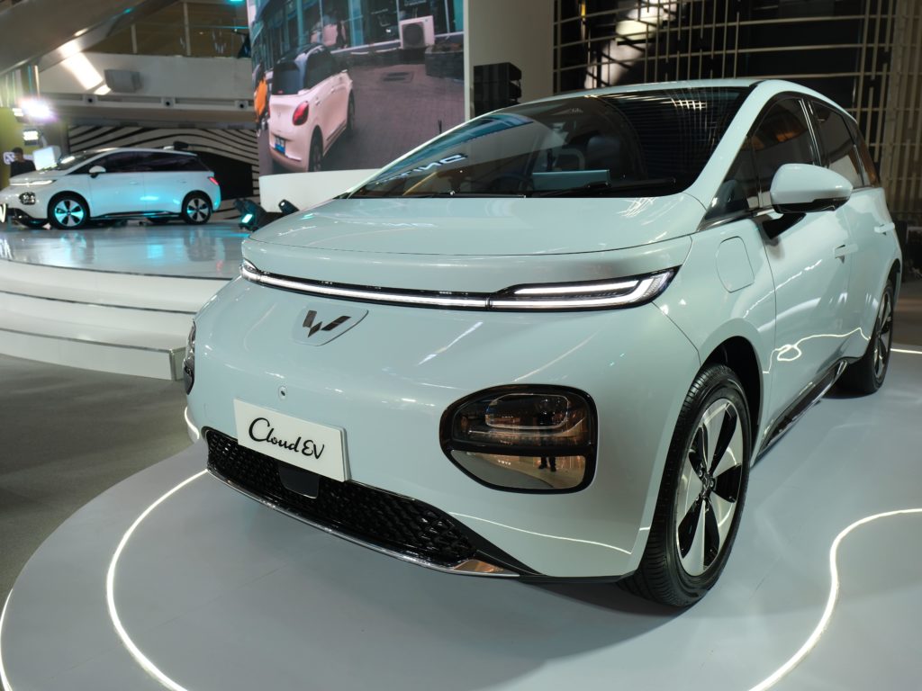 Wuling Introduces Cloud EV, Medium Hatchback EV with The Future of ...