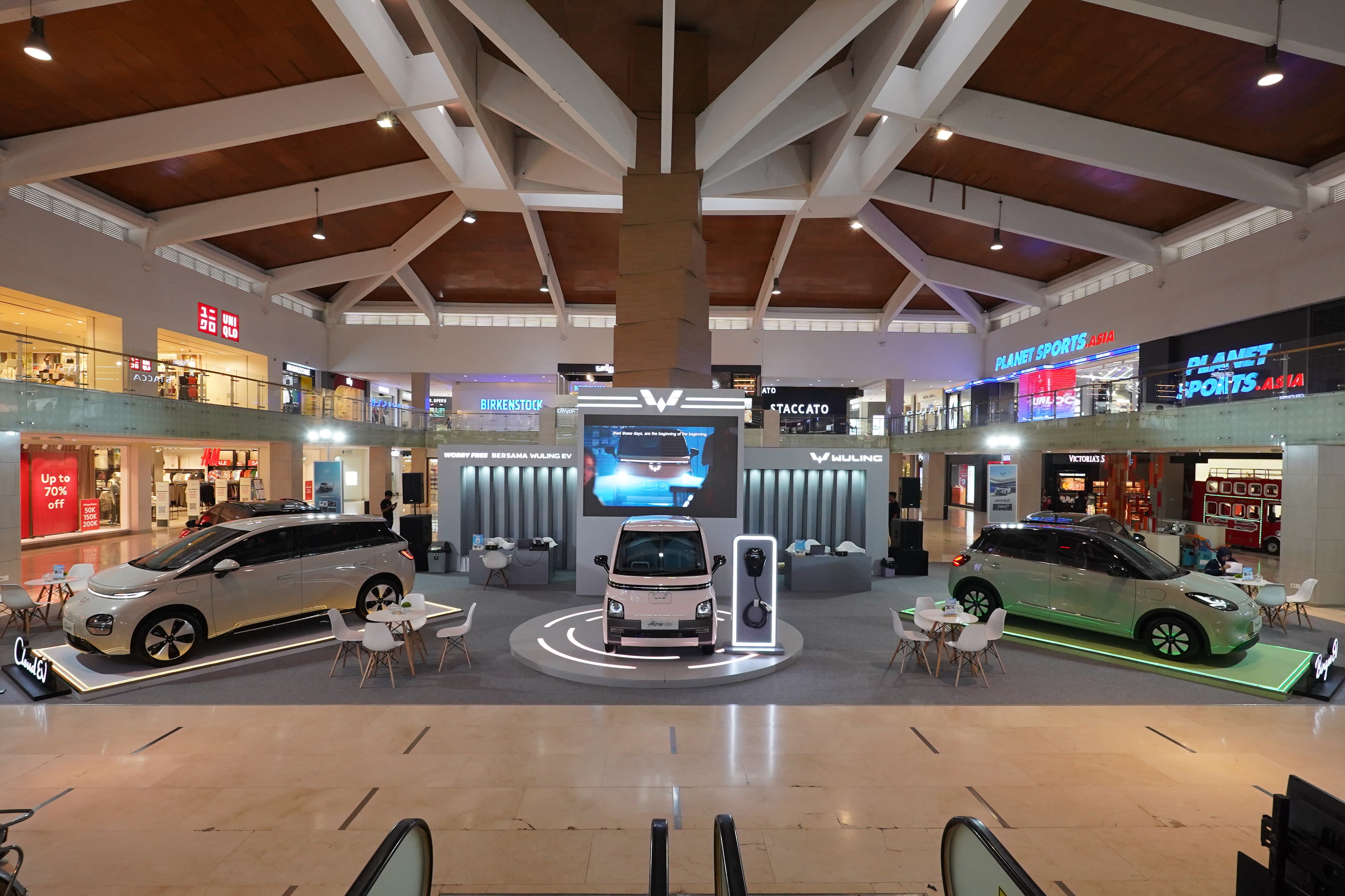 Wuling OctoFest Menyapa Warga Bali dengan Menggelar Pameran di Mal Bali ...